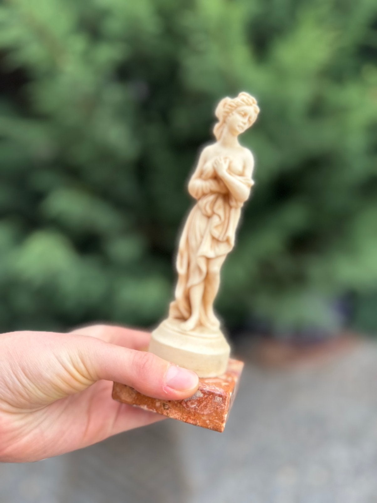 ② Statuette féminine classique sur socle en marbre — Antiek ...