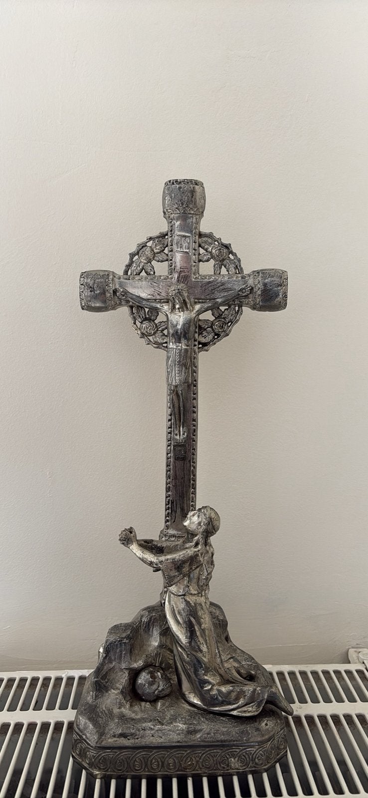 ② Grand Crucifix d'autel ancien en métal argenté — Antiek | Religieuze ...