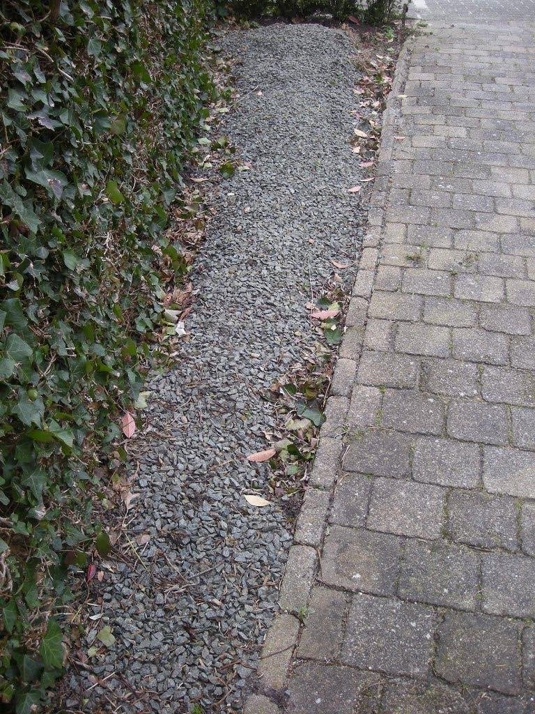 ② Grind / keitjes / steentjes nog ca. 1 m³ in totaal (m2406444297 ...