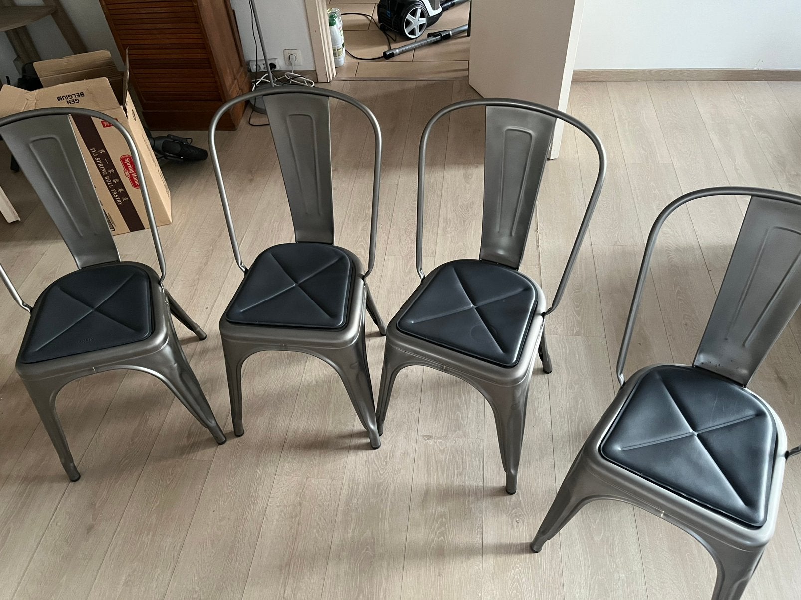 ② Lot de 4 chaises en métal avec coussinets amovibles aimantés ...