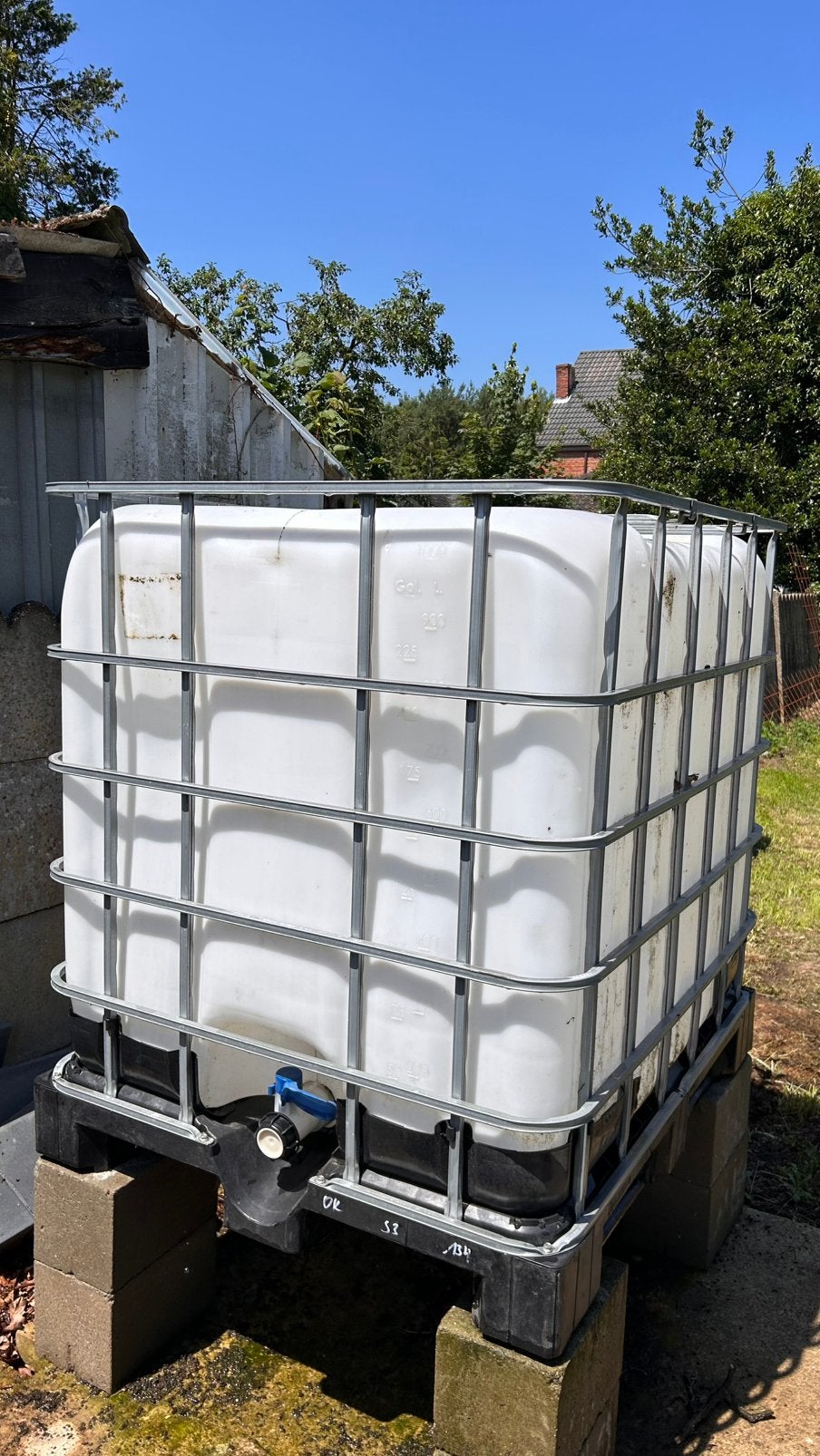 ② stevige IBC-container inhoud 1.000L op plasiek pallet — Regentonnen ...