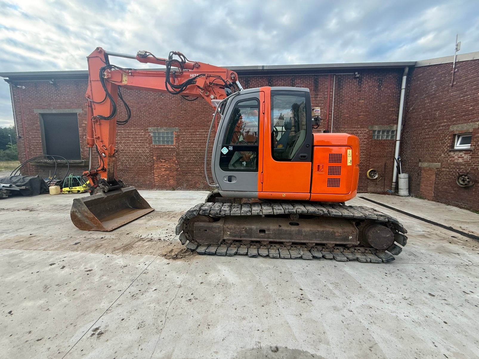 ② Hitachi ZX135 — Machines & Construction | Grues & Excavatrices — 2ememain