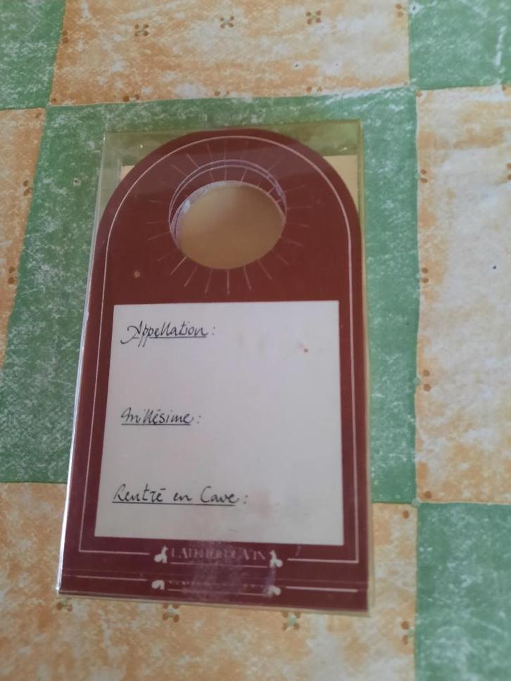 ② etiketten voor de rode en witte wijnflessen l'atelier du vin — Vins ...