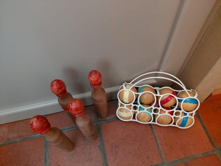 ② 4 Franse houten kegels + 8 houten ballen en houten cochonnet ...