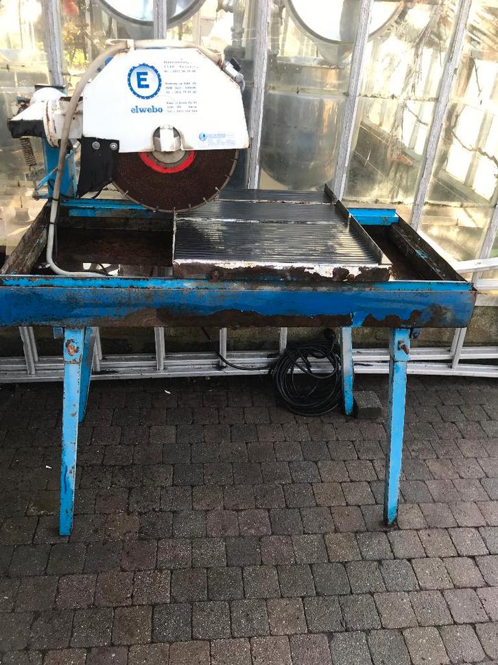 ② Zaagtafel om beton klinkers te zagen en ander natuursteen. — Pavé ...