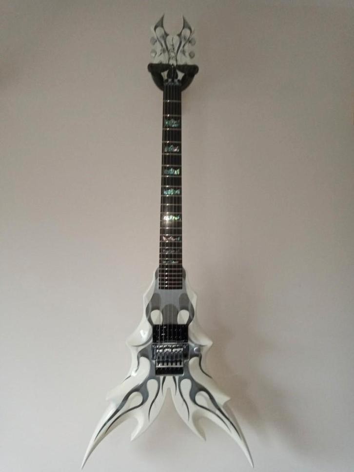 ② Verschillende Bc Rich gitaren, verschillende prijzen... — Instruments ...