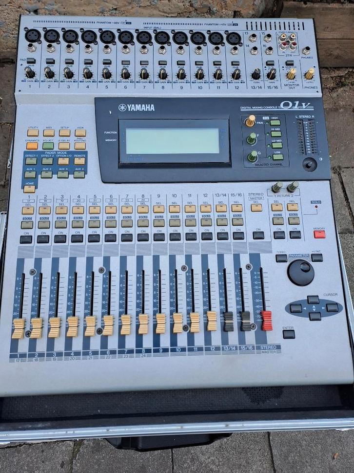 ② Yamaha O1V dans Flight Case — Tables de mixage — 2ememain