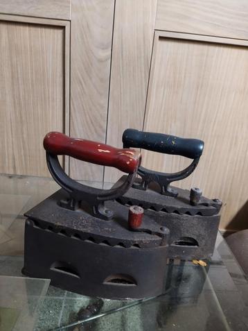 ② Set van 2 Antieke Gietijzeren Strijkijzers — Antiek | Overige Antiek ...