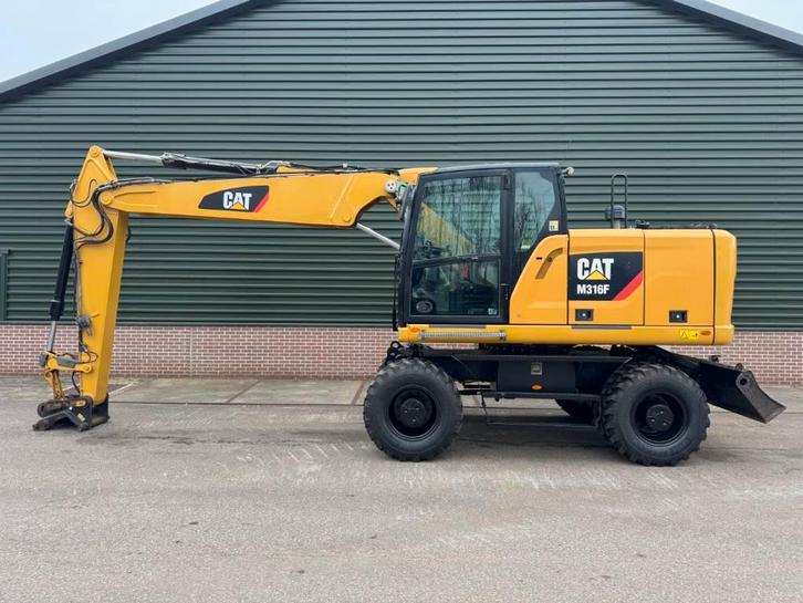 ② Cat M316F — Machines & Construction | Grues & Excavatrices — 2ememain
