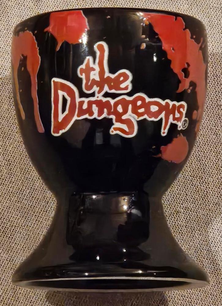 ② The Dungeons Horror eierdop keramiek Dit is een — Merken en ...