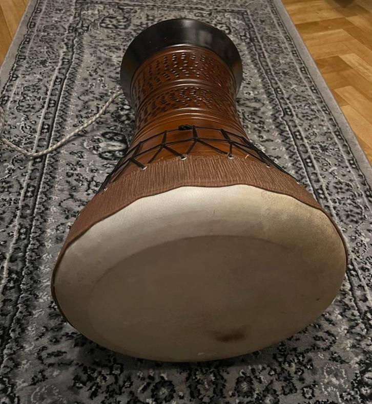 ② Il s'agit d'un djembé traditionnel d'Afrique de l'Ouest — Instruments ...
